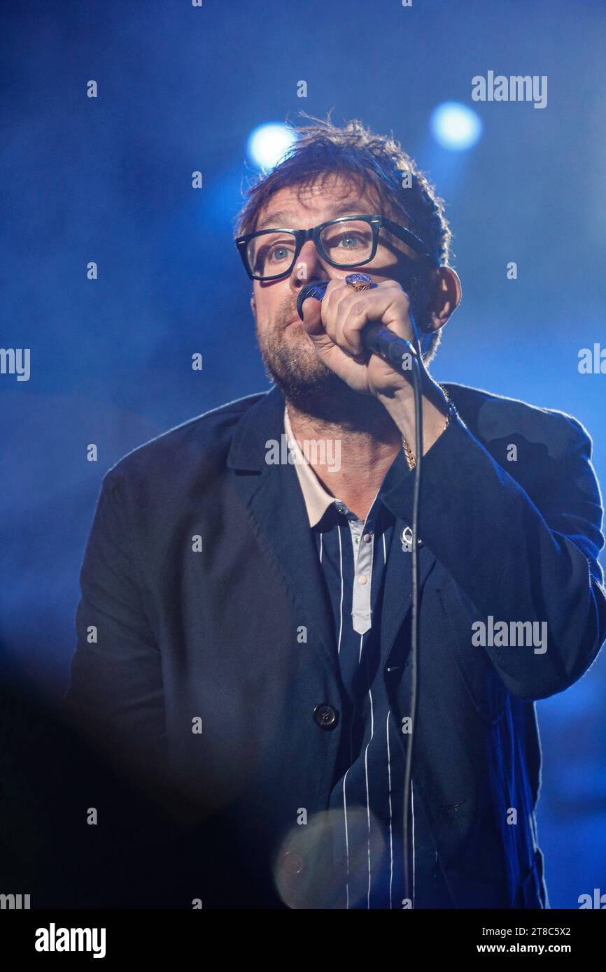 Damon albarn lead singer blur hi-res stock photography and images - Alamy