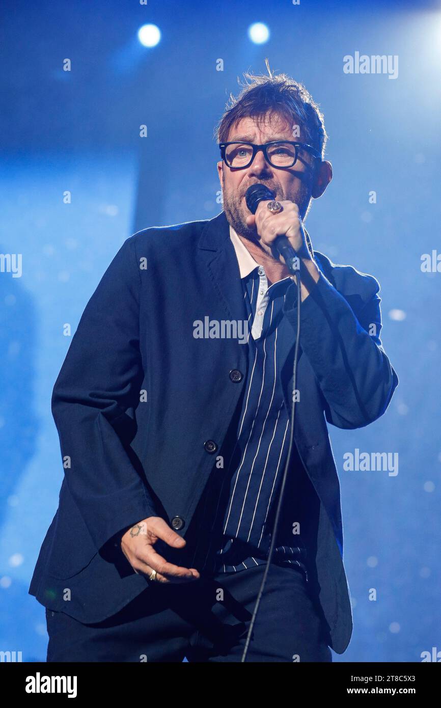 Damon albarn lead singer blur hi-res stock photography and images - Alamy