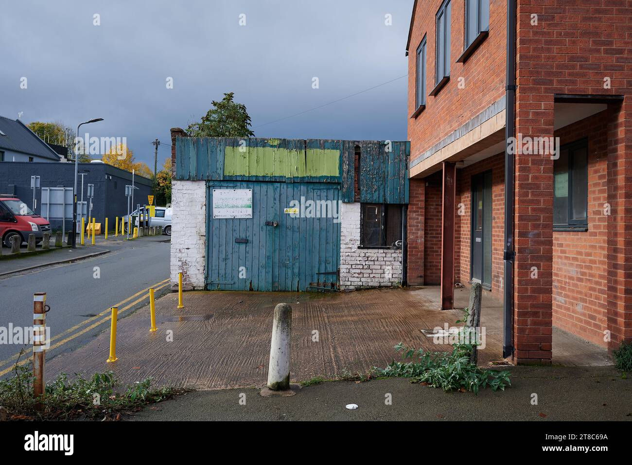 19 nov 2023 - Hereford uk : gate with peeling paint in middle of town ...
