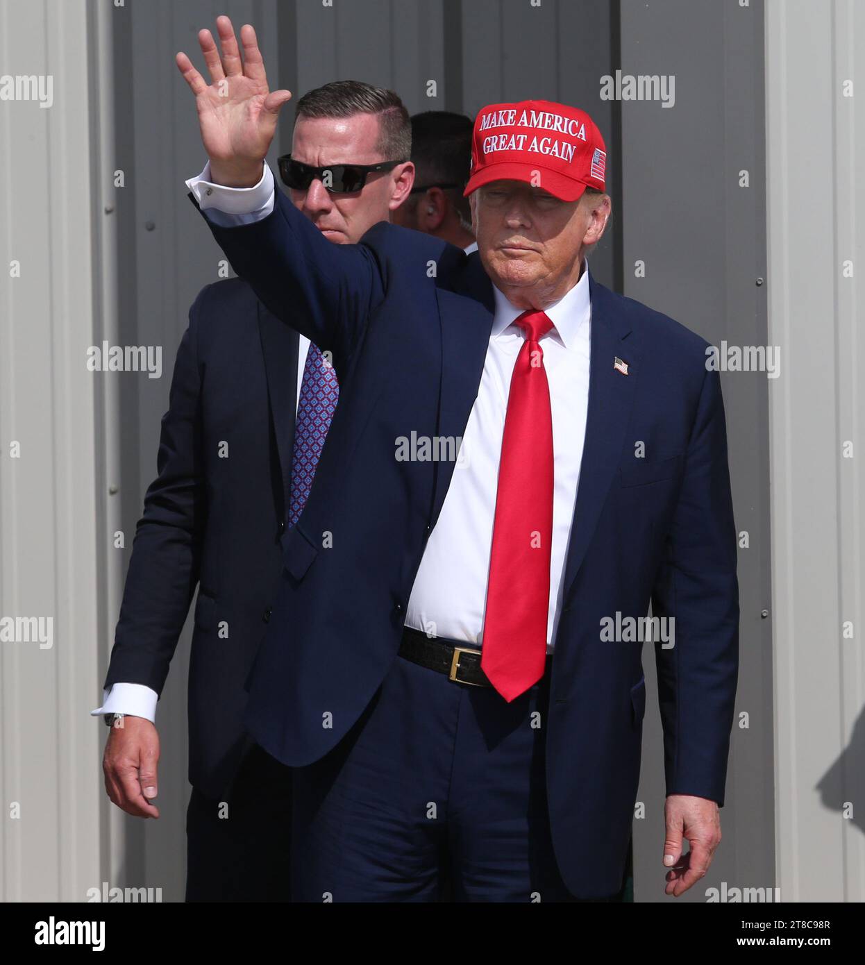 Edinburg, TX, USA. 19th Nov, 2023. Former President DONALD TRUMP waves ...