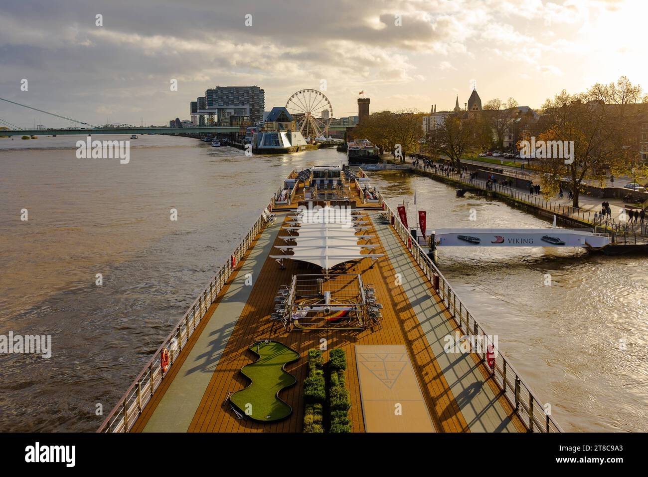 Rhein Hochwasser in Köln beim Pegel von 693 cm aus Sicht des Deutzer ...
