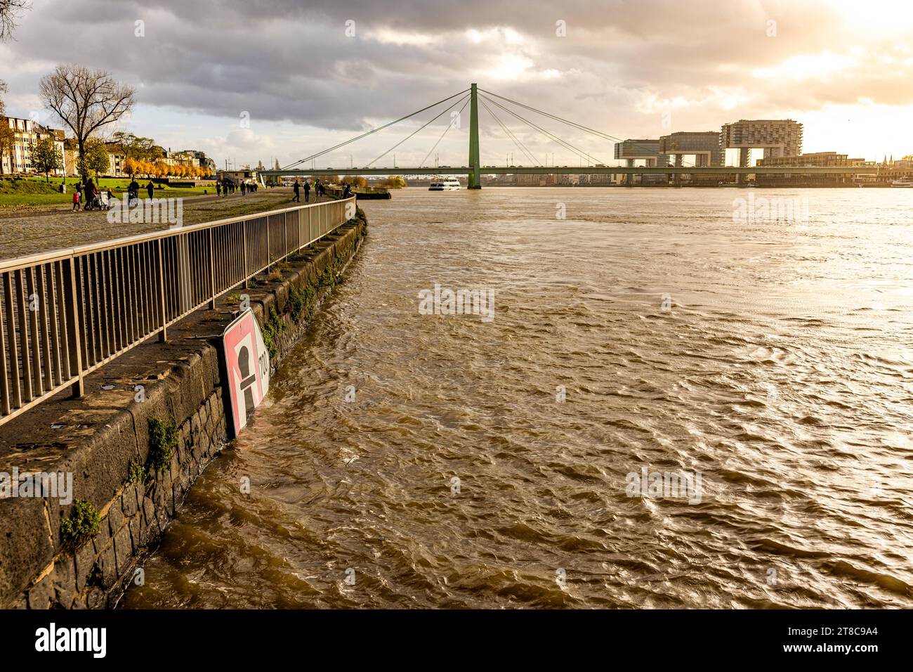 Rhein Hochwasser in Köln beim Pegel von 693 cm aus Sicht des Deutzer ...