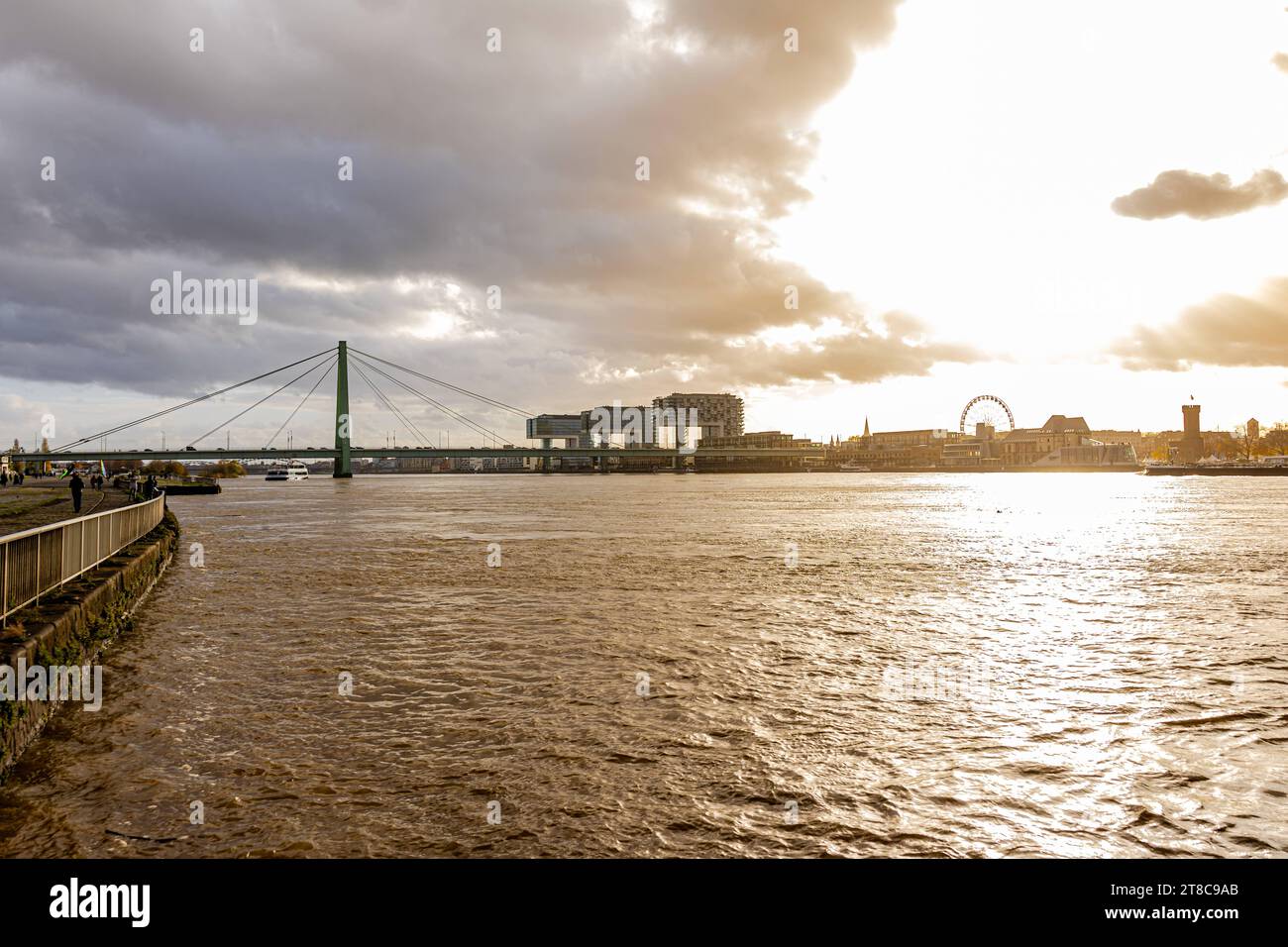 Rhein Hochwasser in Köln beim Pegel von 693 cm aus Sicht des Deutzer ...