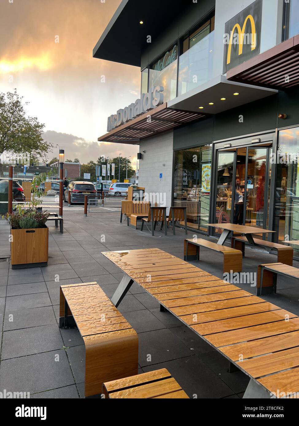 Mcdonalds tables hi-res stock photography and images - Alamy