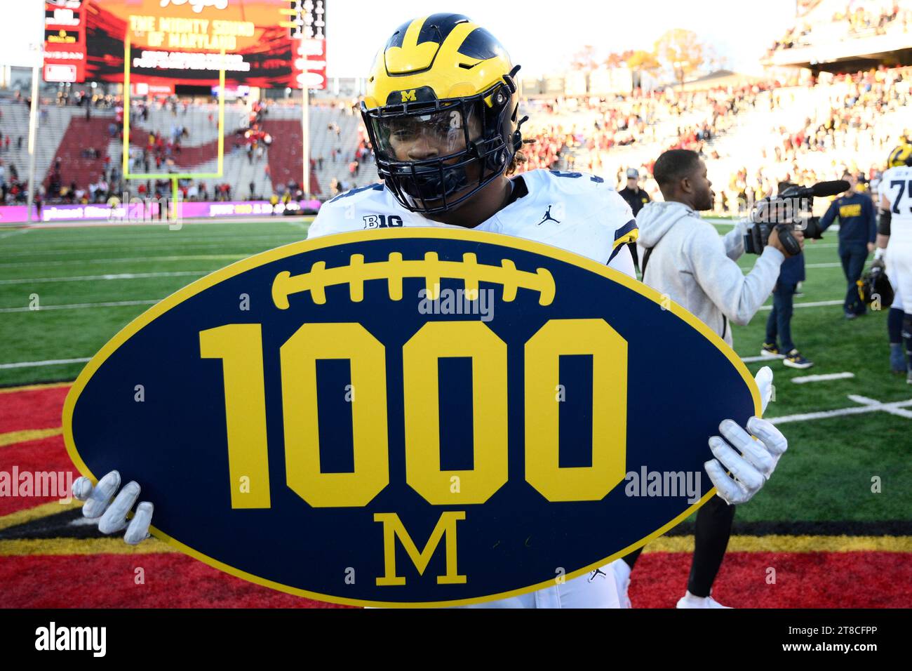 Michigan defensive lineman Kris Jenkins (94) holds up a 1,000 sign ...