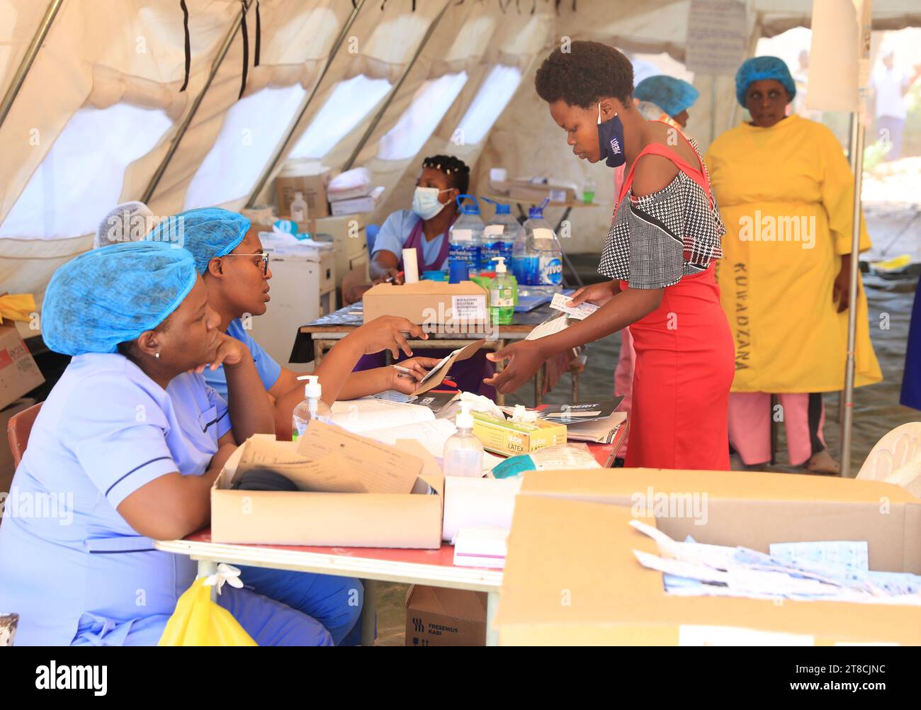 Harare, Zimbabwe. 18th Nov, 2023. Health workers assist a patient ...