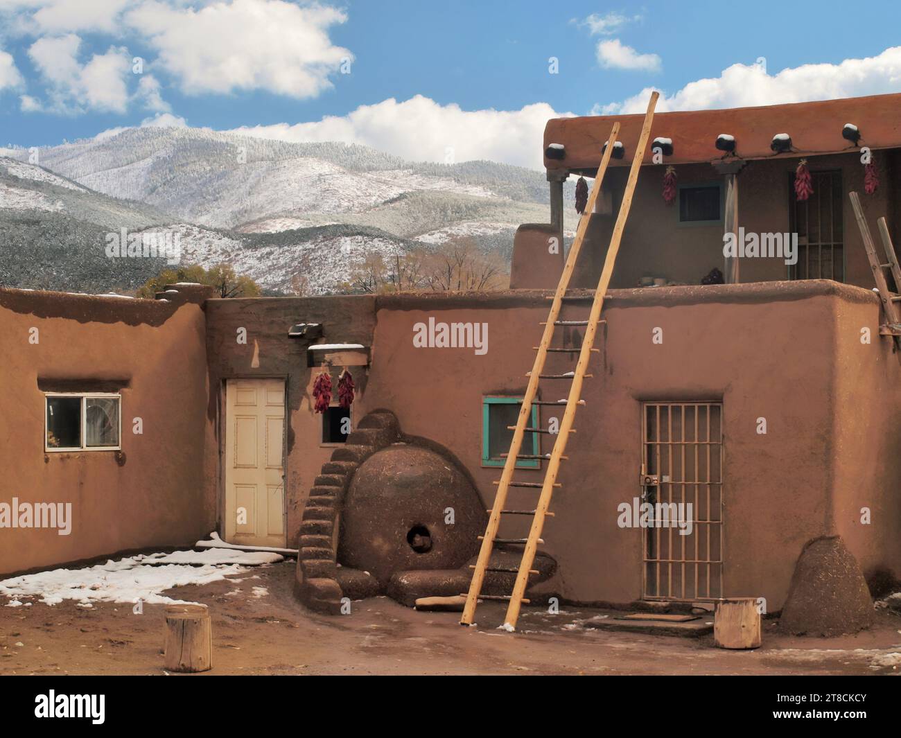 Pueblo dwelling hi-res stock photography and images - Alamy