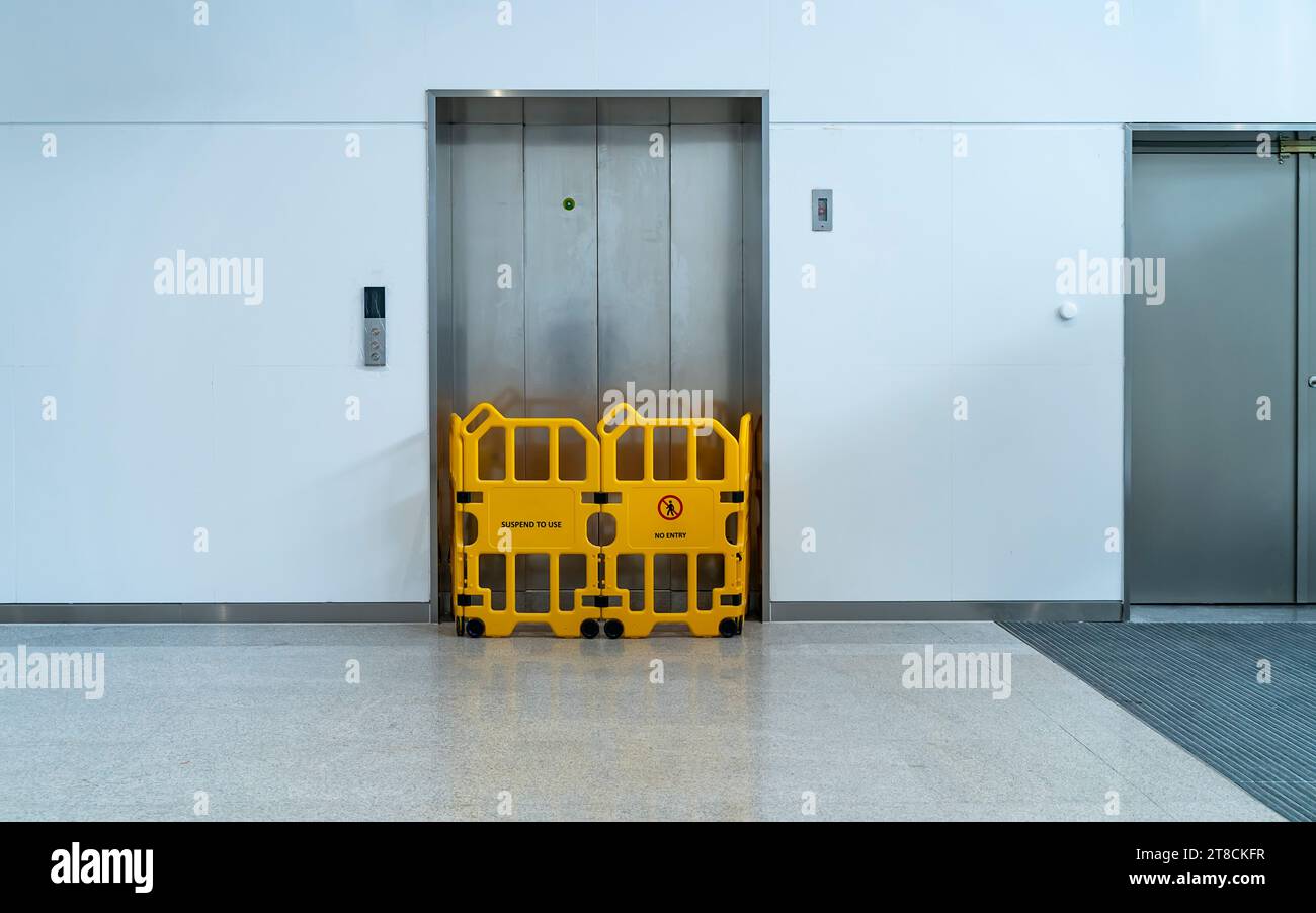 suspend to use and no entry sign near an lift, warning sign Stock Photo ...