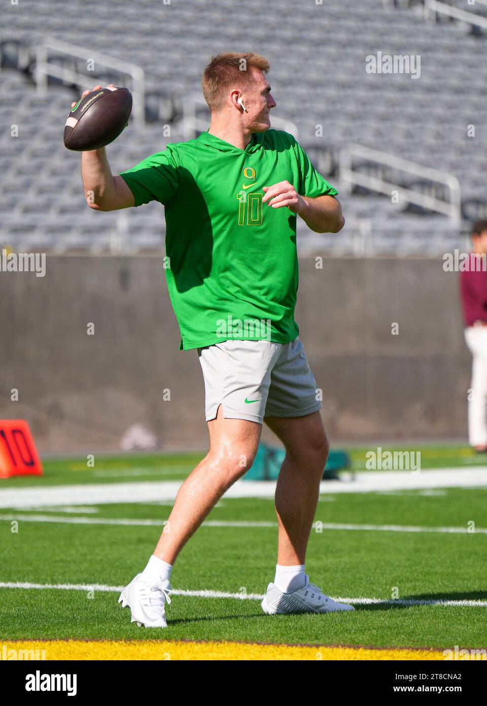 Gilbert, Arizona, USA. 18th Nov, 2023. Bo Nix (10) during warmups at ...