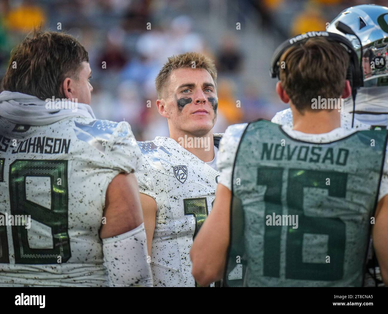Gilbert, Arizona, USA. 18th Nov, 2023. Bo Nix (10) from Oregon Glares ...