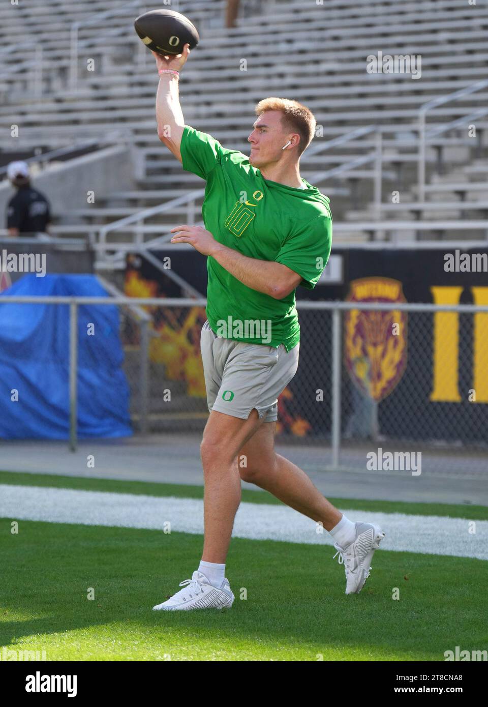 Gilbert, Arizona, USA. 18th Nov, 2023. Bo Nix (10) during warmups at ...
