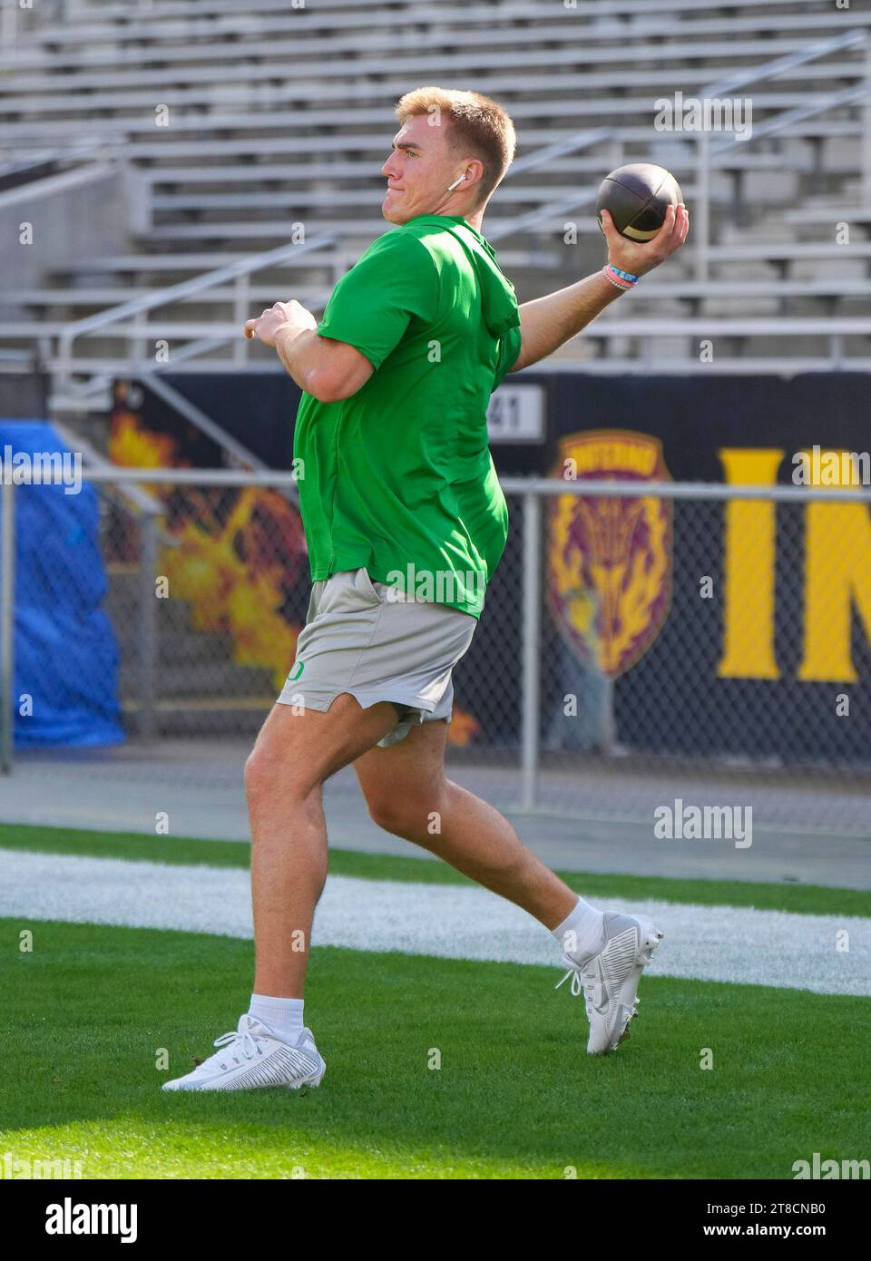 Gilbert, Arizona, USA. 18th Nov, 2023. Bo Nix (10) during warmups at ...