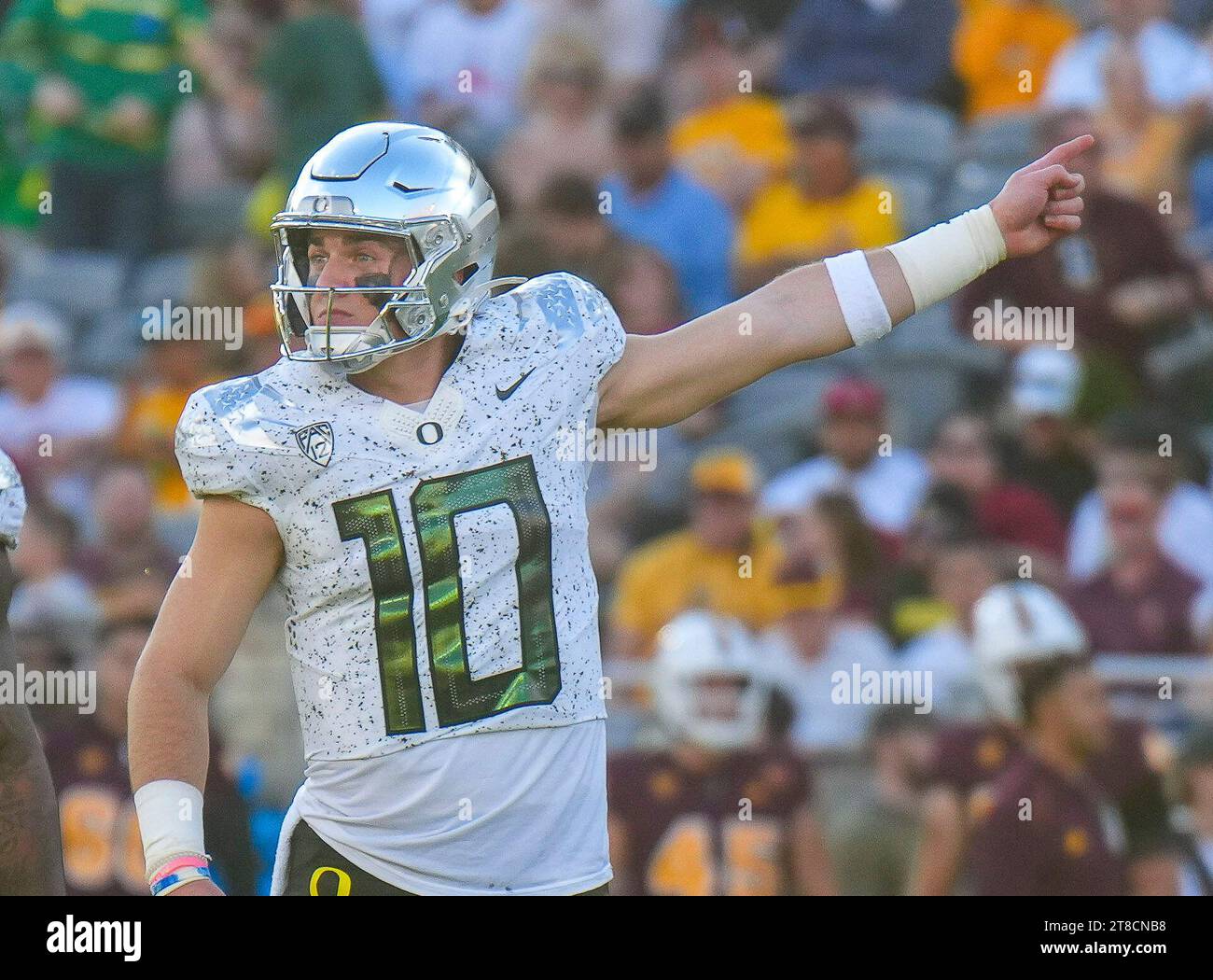 Gilbert, Arizona, USA. 18th Nov, 2023. Bo Nix (10) pointing for the 1st ...
