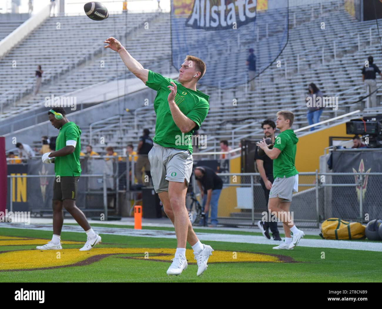 Gilbert, Arizona, USA. 18th Nov, 2023. Bo Nix (10) during warmups at ...