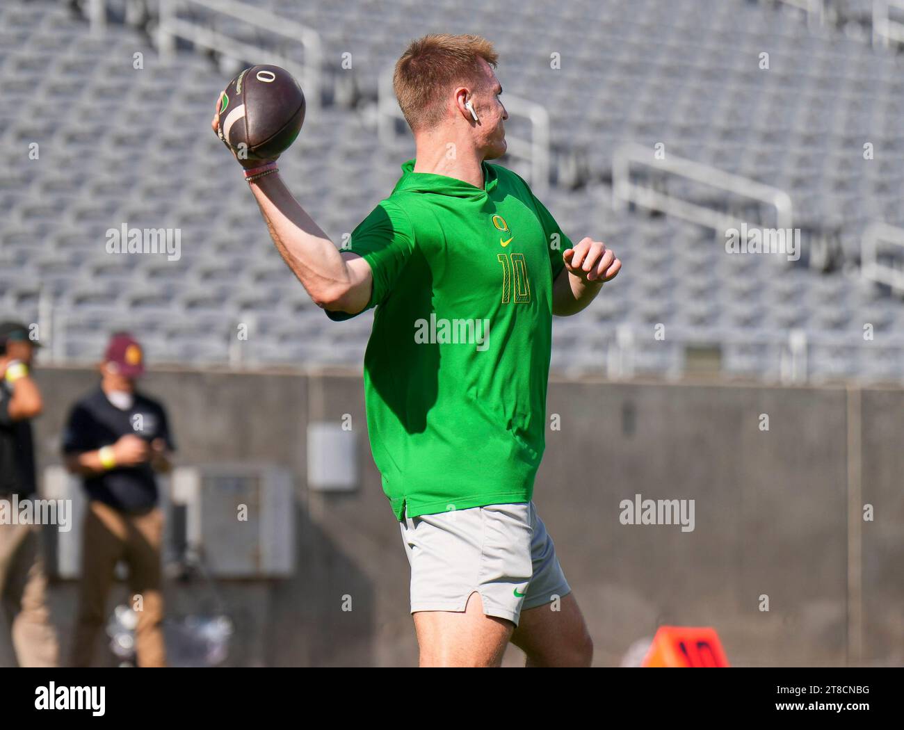 Gilbert, Arizona, USA. 18th Nov, 2023. Bo Nix (10) during warmups at ...