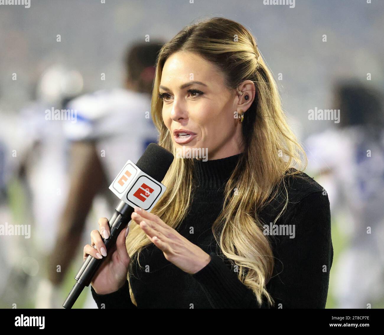 Sideline reporter hi-res stock photography and images - Alamy