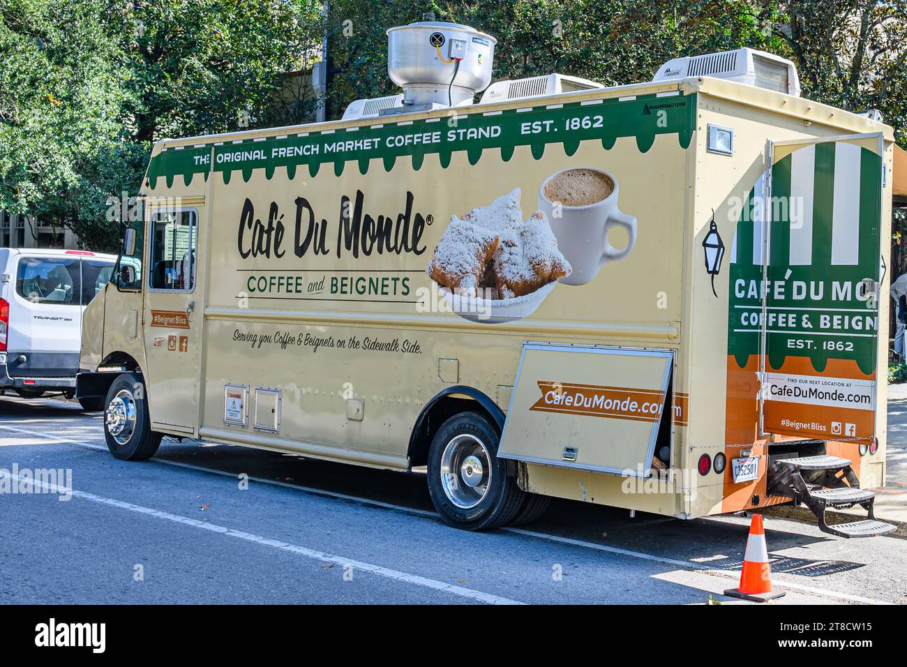 NEW ORLEANS, LA, USA - NOVEMBER 18, 2023: Cafe Du Monde Food Truck ...