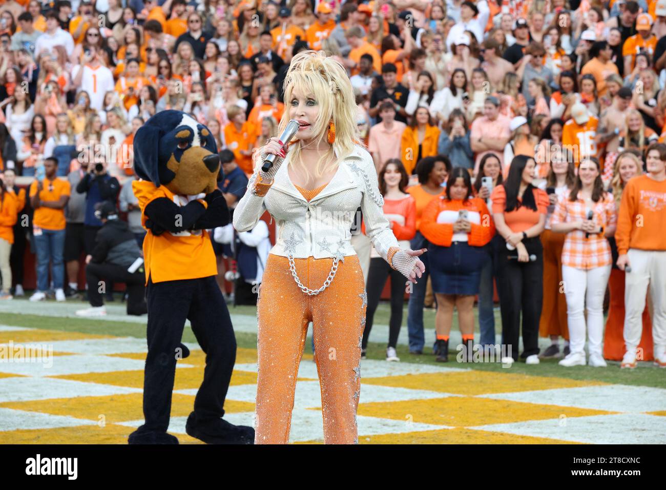 Knoxville, USA. 18th Nov, 2023. Dolly Parton performs as the University of Tennessee Volunteers ...