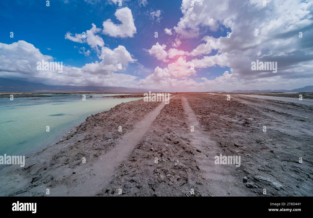 Beautiful nature landscape view of Emerald Salt Lake in Qinghai China ...
