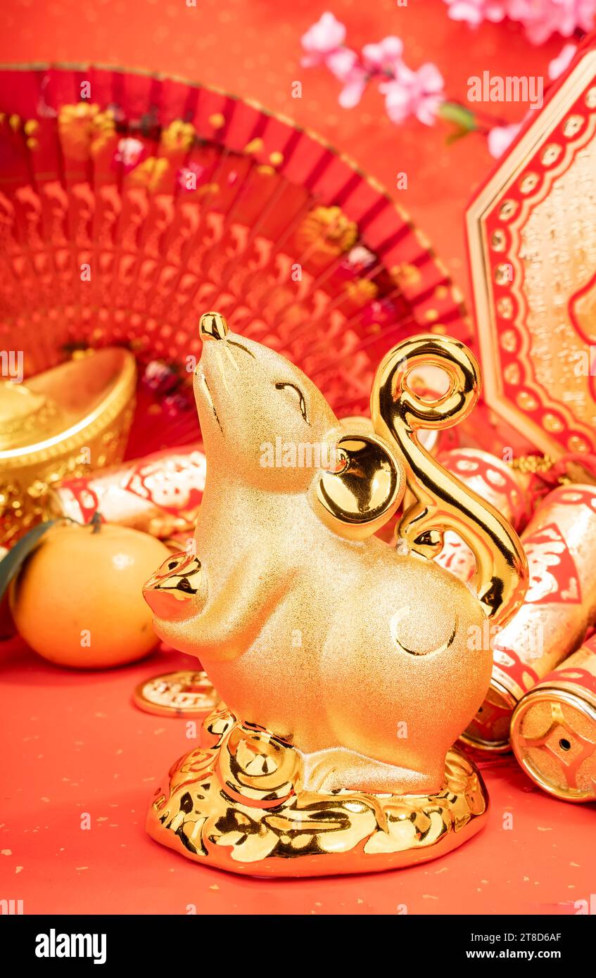 Tradition Chinese golden rat statue Stock Photo - Alamy