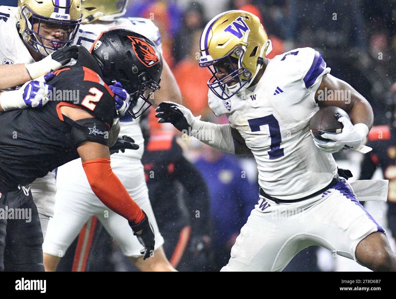 Washington running back Dillon Johnson (7) attempts to elude Oregon ...