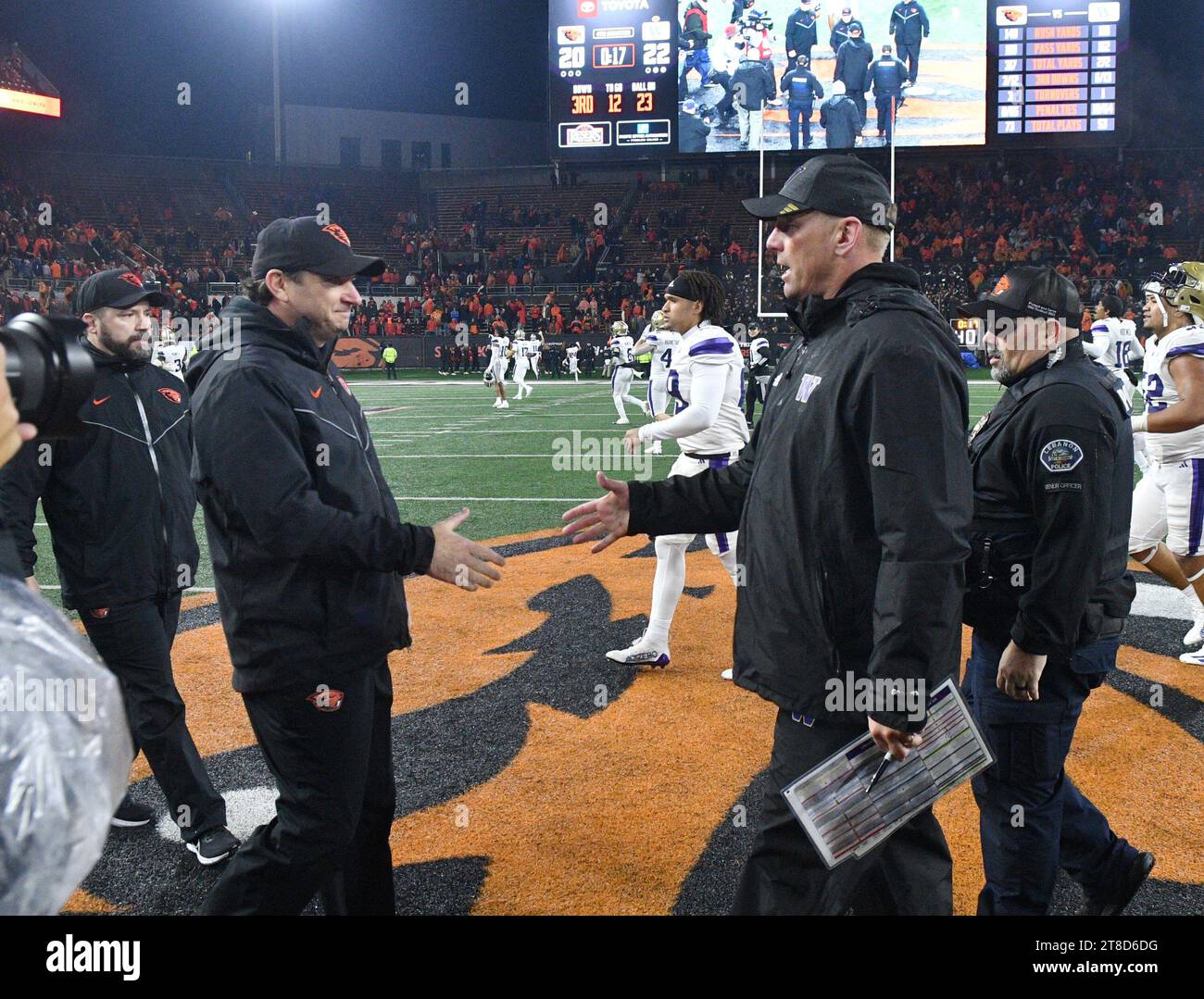 Oregon State head coach Jonathan Smith shakes hands with Washington ...