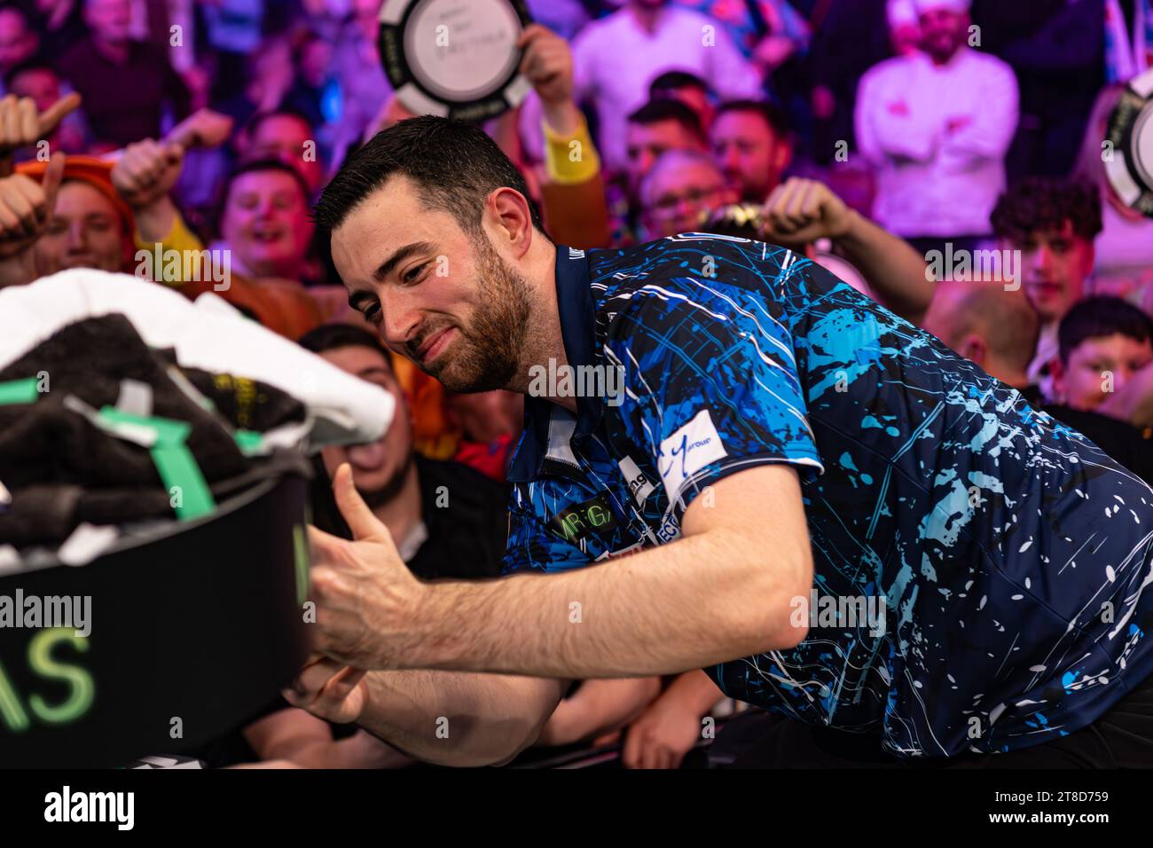 WV Active, Aldersley, Wolverhampton, UK. 19th Nov, 2023. 2023 PDC Grand ...