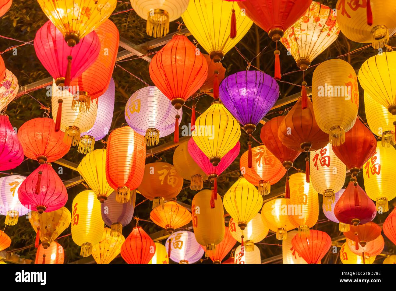 Chinese lantern decorations in Vintage Historical Chinese House ...