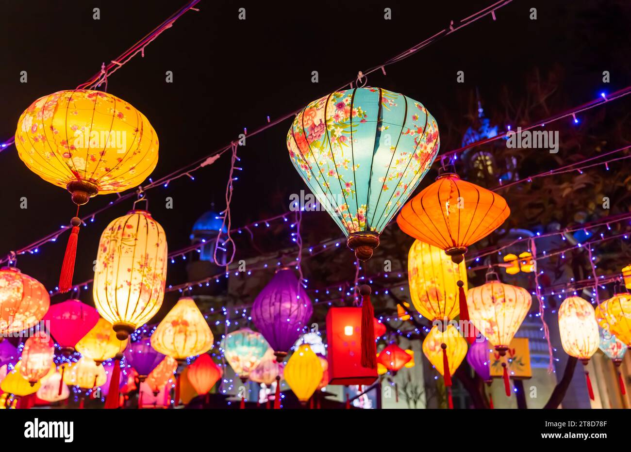 Chinese lantern decorations in Vintage Historical Chinese House ...