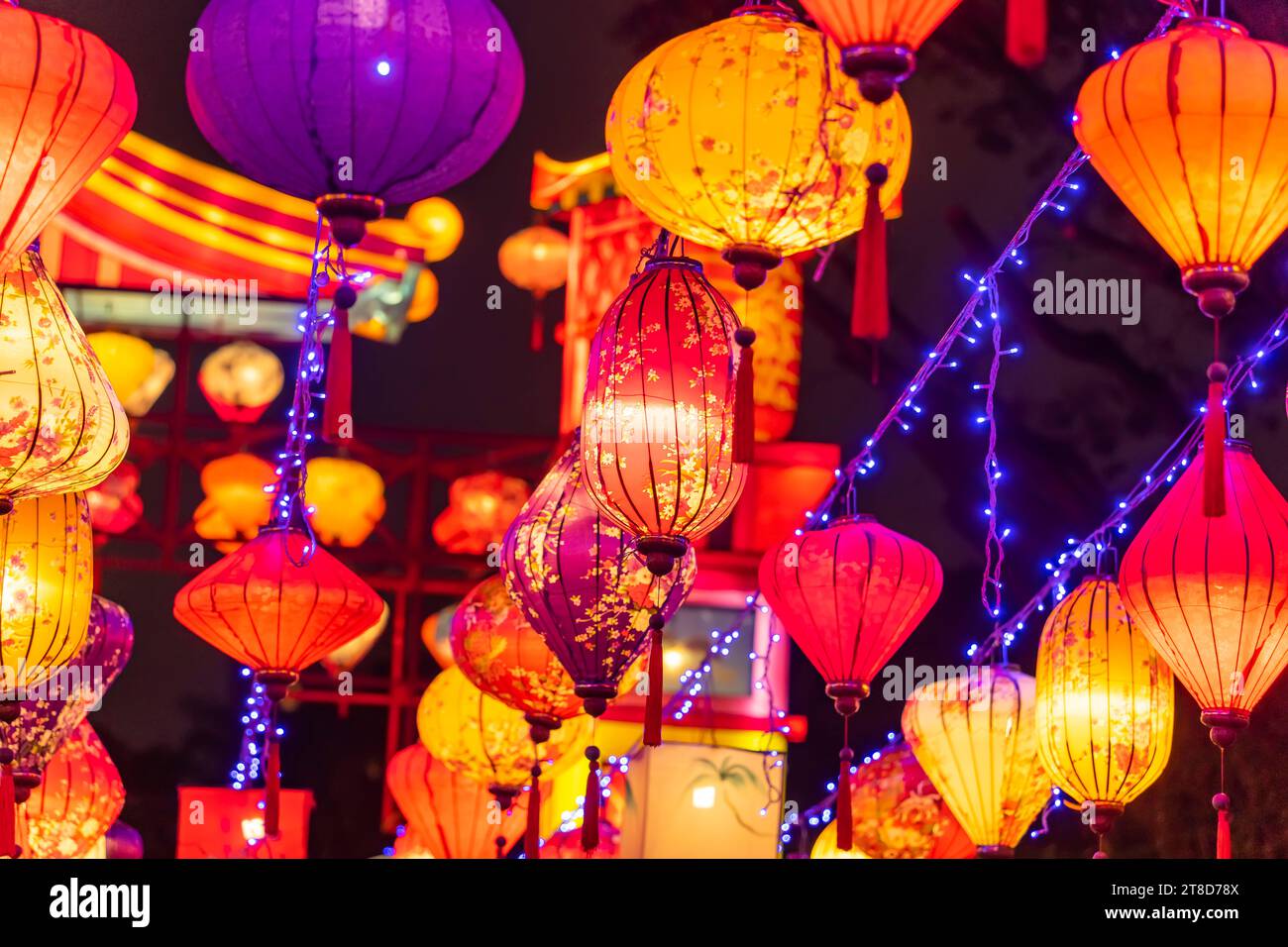 Chinese lantern decorations in Vintage Historical Chinese House ...