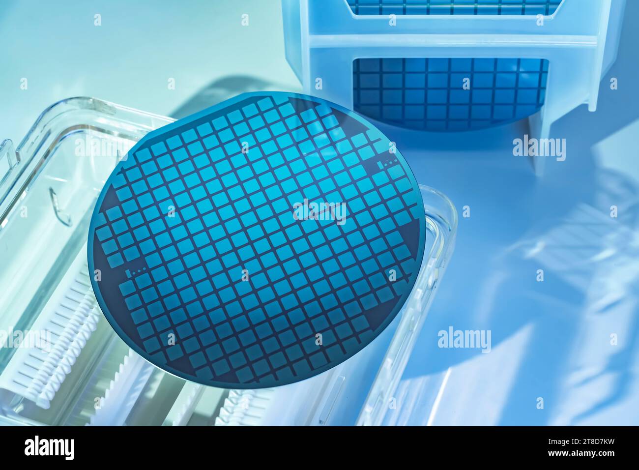 Silicon Wafers in plastic holder box Stock Photo - Alamy