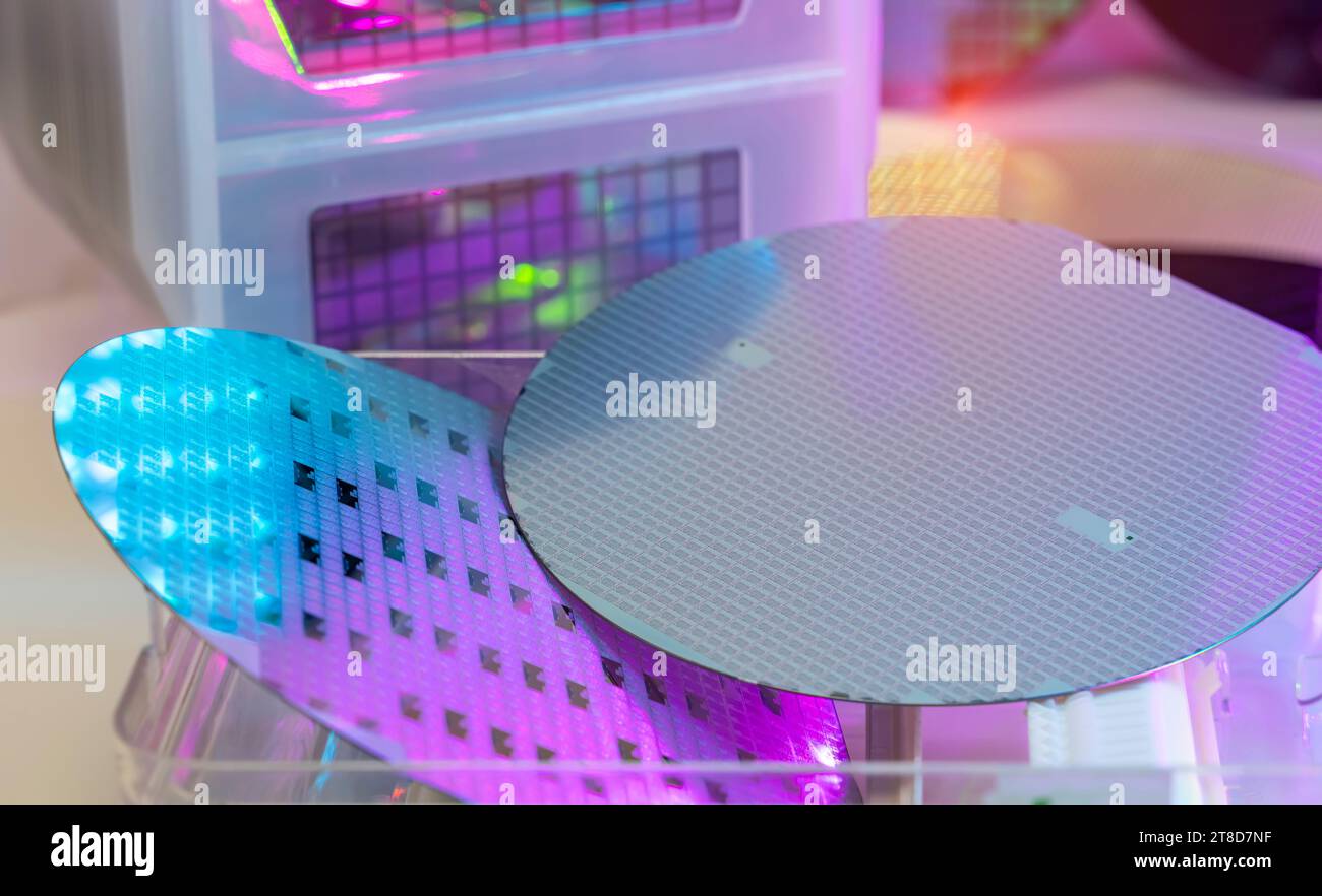 Silicon Wafers in plastic holder box Stock Photo - Alamy