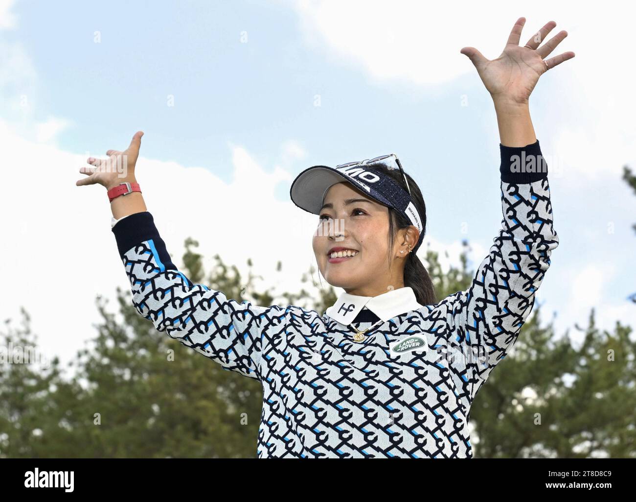 Serena Aoki waves her hands after winning the Elleair Ladies Open golf ...