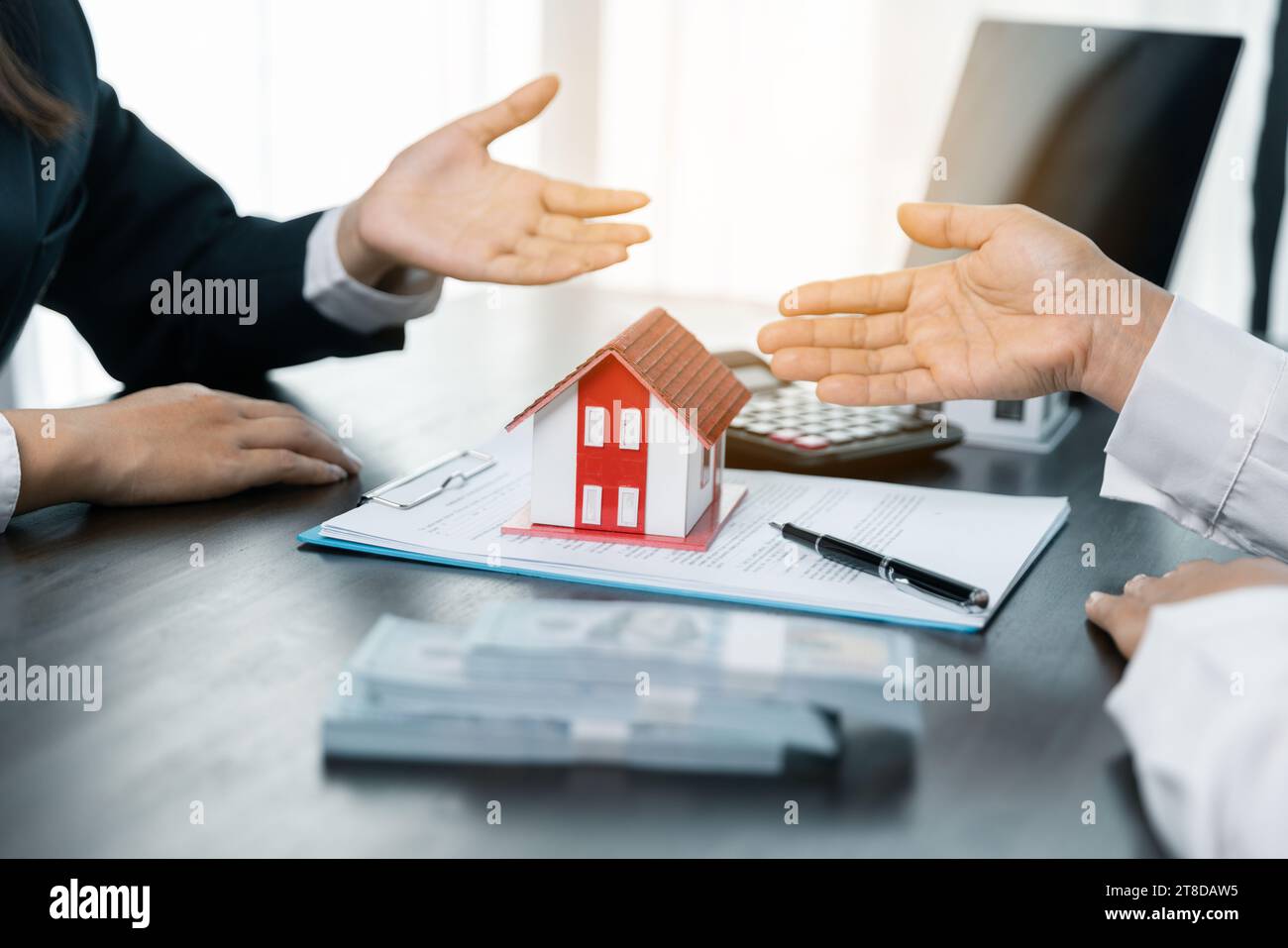 Estate agent and house hi-res stock photography and images - Alamy
