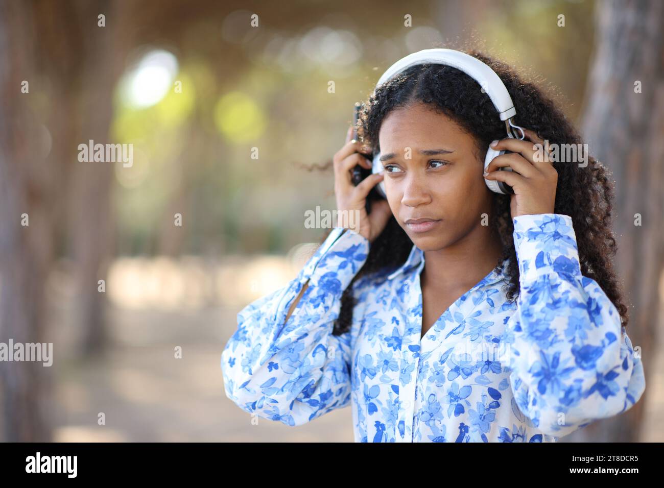 Teen headphone walking hi-res stock photography and images - Alamy