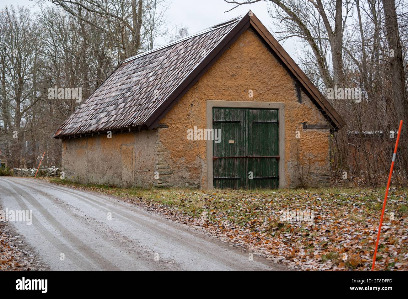 Old barn near road hi-res stock photography and images - Alamy