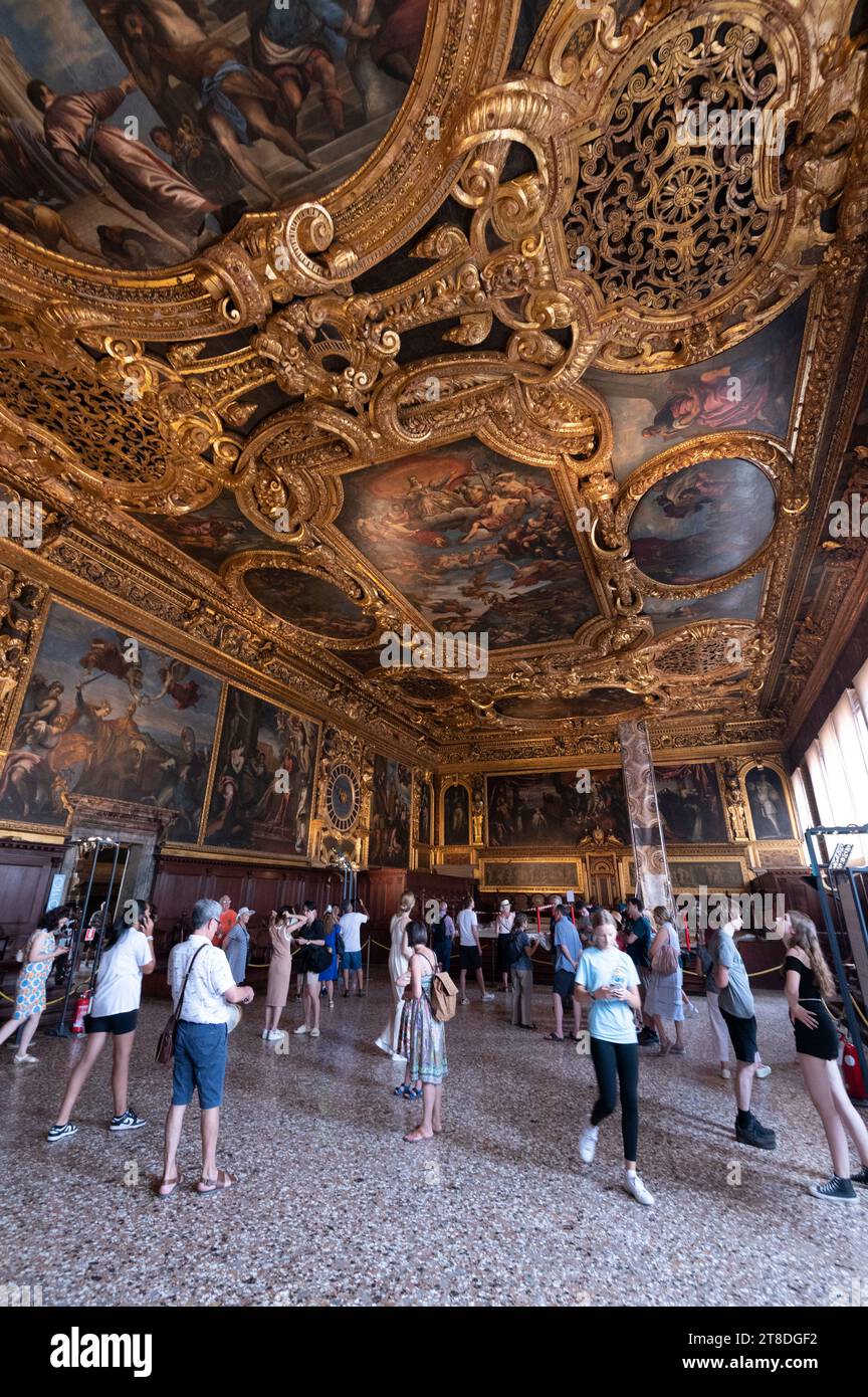 Aos palace ceiling hi-res stock photography and images - Alamy