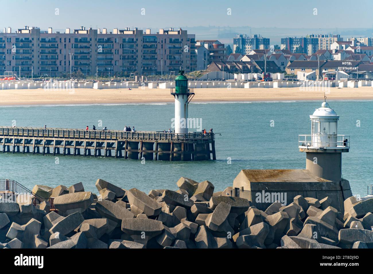 Leuchtturm der Hafeneinfahrt und Strand von in Calais, Frankreich ...