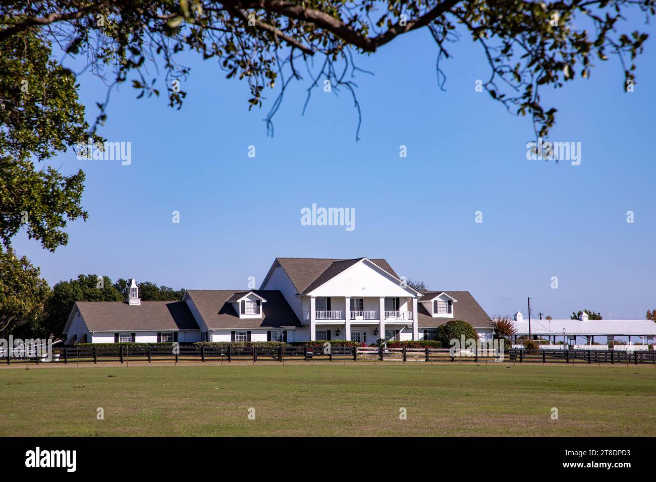 Front view of Southfork Ranch, the ranch of the telenovela Dallas ...