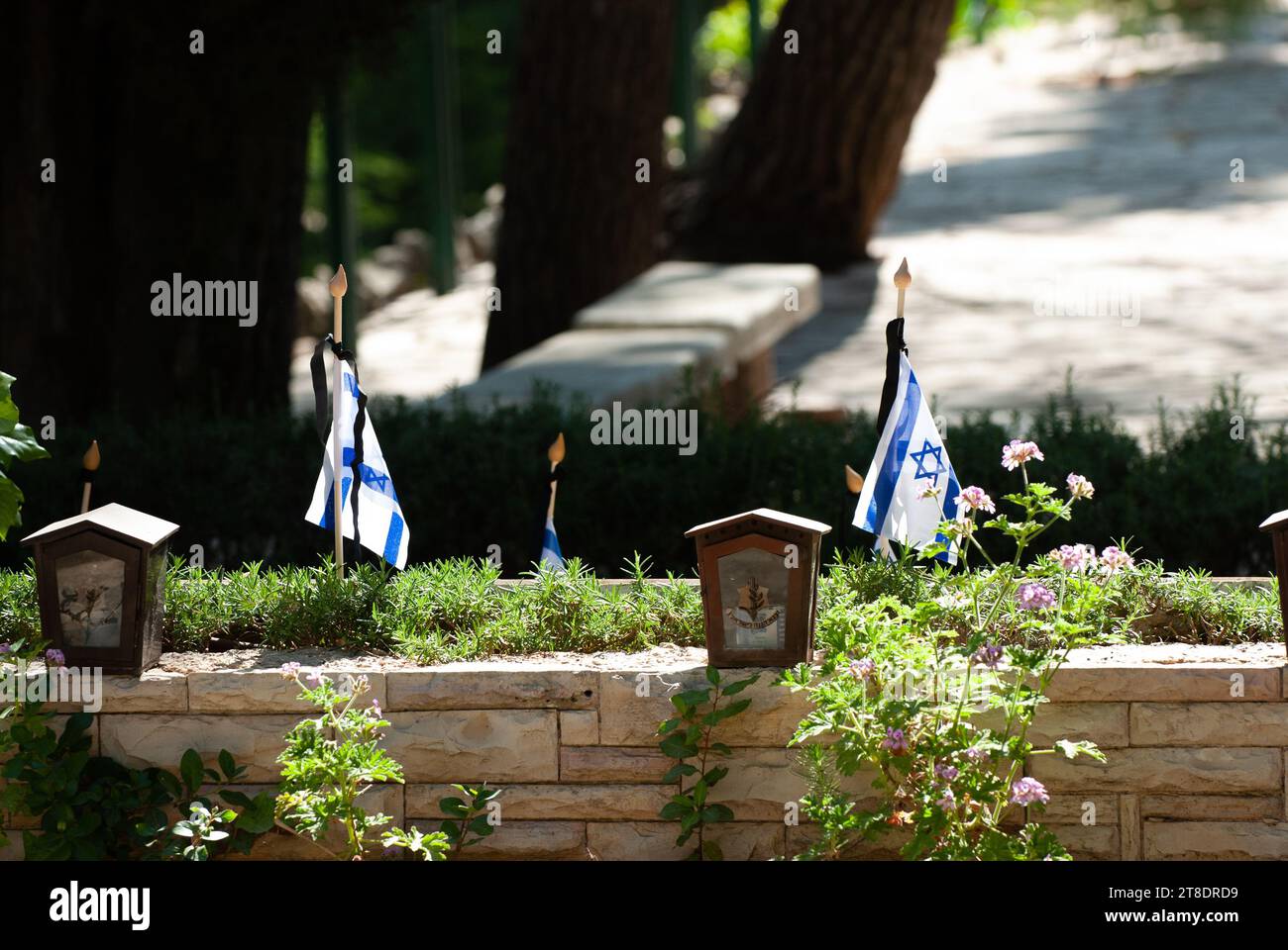 Israeli flags placed on graves of fallen Israel Defense Forces soldiers ...