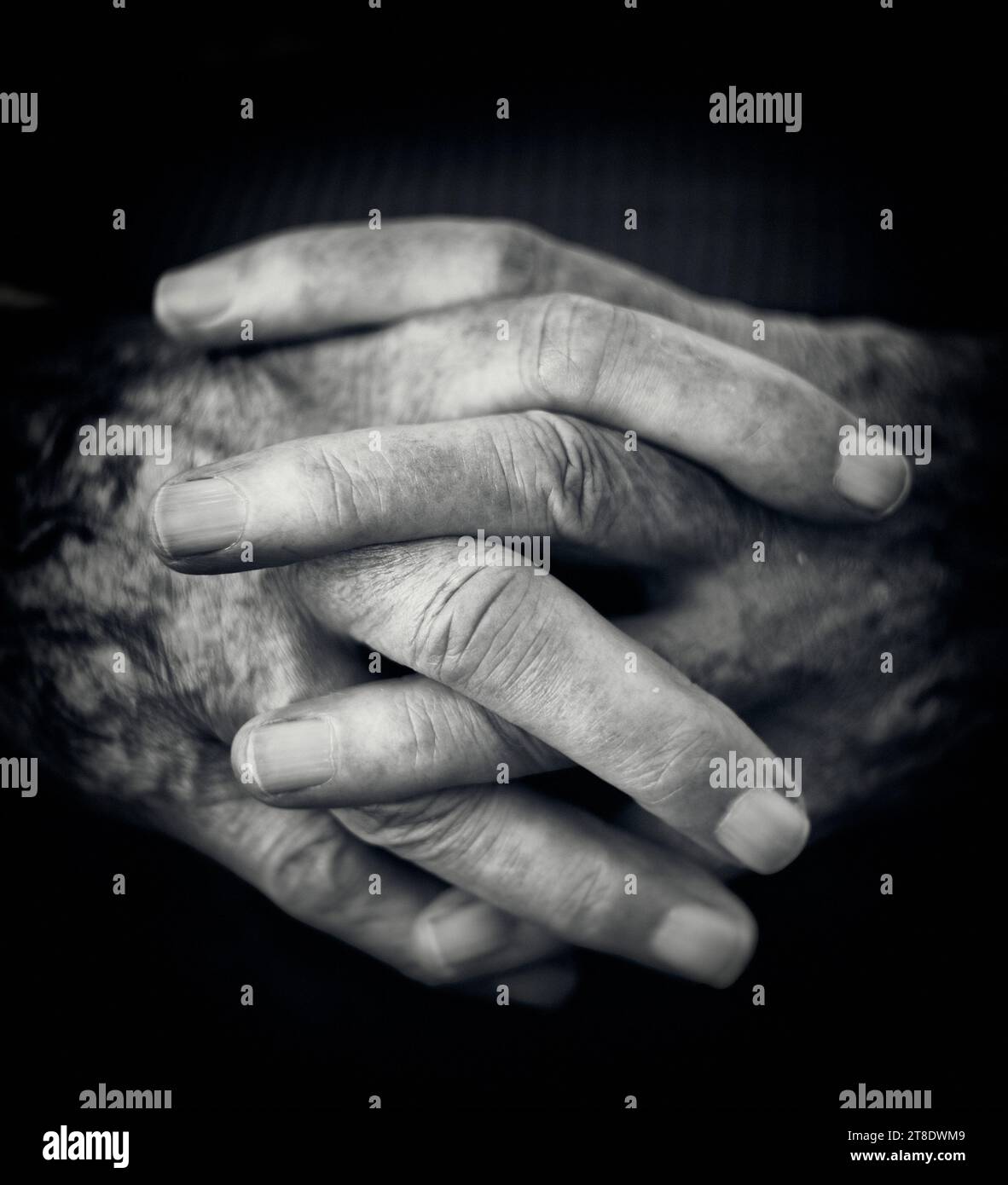 Old woman's hands worn by time Stock Photo - Alamy