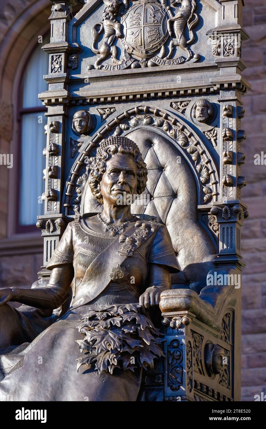 Statue of queen elizabeth hi-res stock photography and images - Alamy