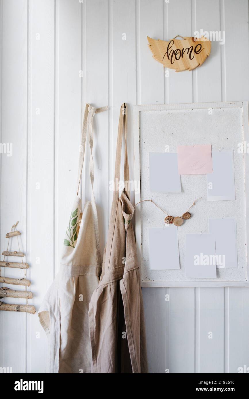 Blank white notes hanging hi-res stock photography and images - Alamy