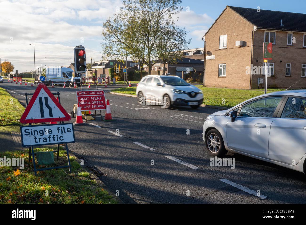 Roadworks temporary traffic lights hi-res stock photography and images ...