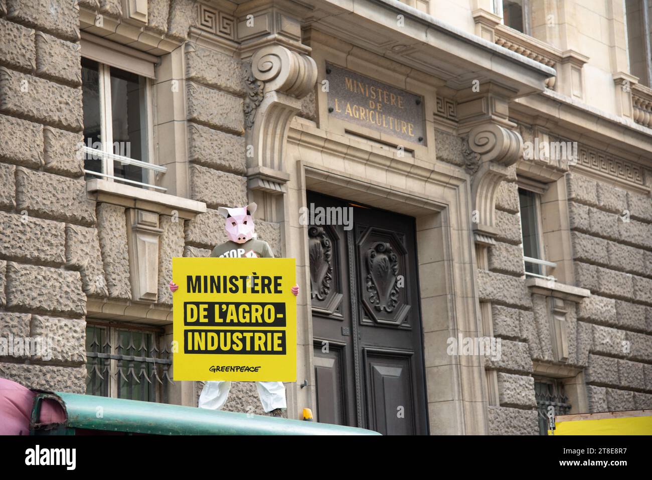Paris, France. 19th Nov, 2023. Greenpeace activists wearing masks in ...