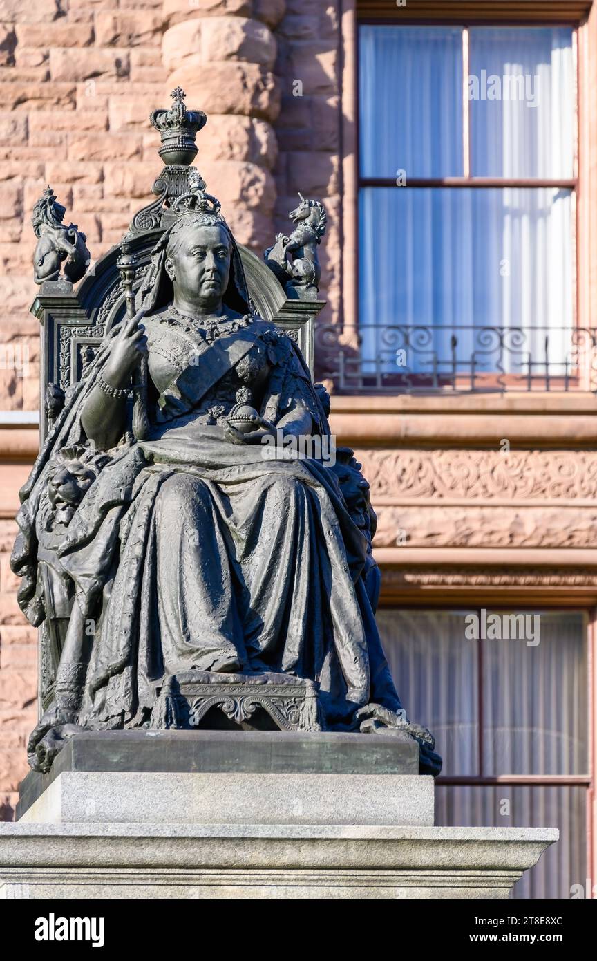 Queen victoria statue hi-res stock photography and images - Alamy