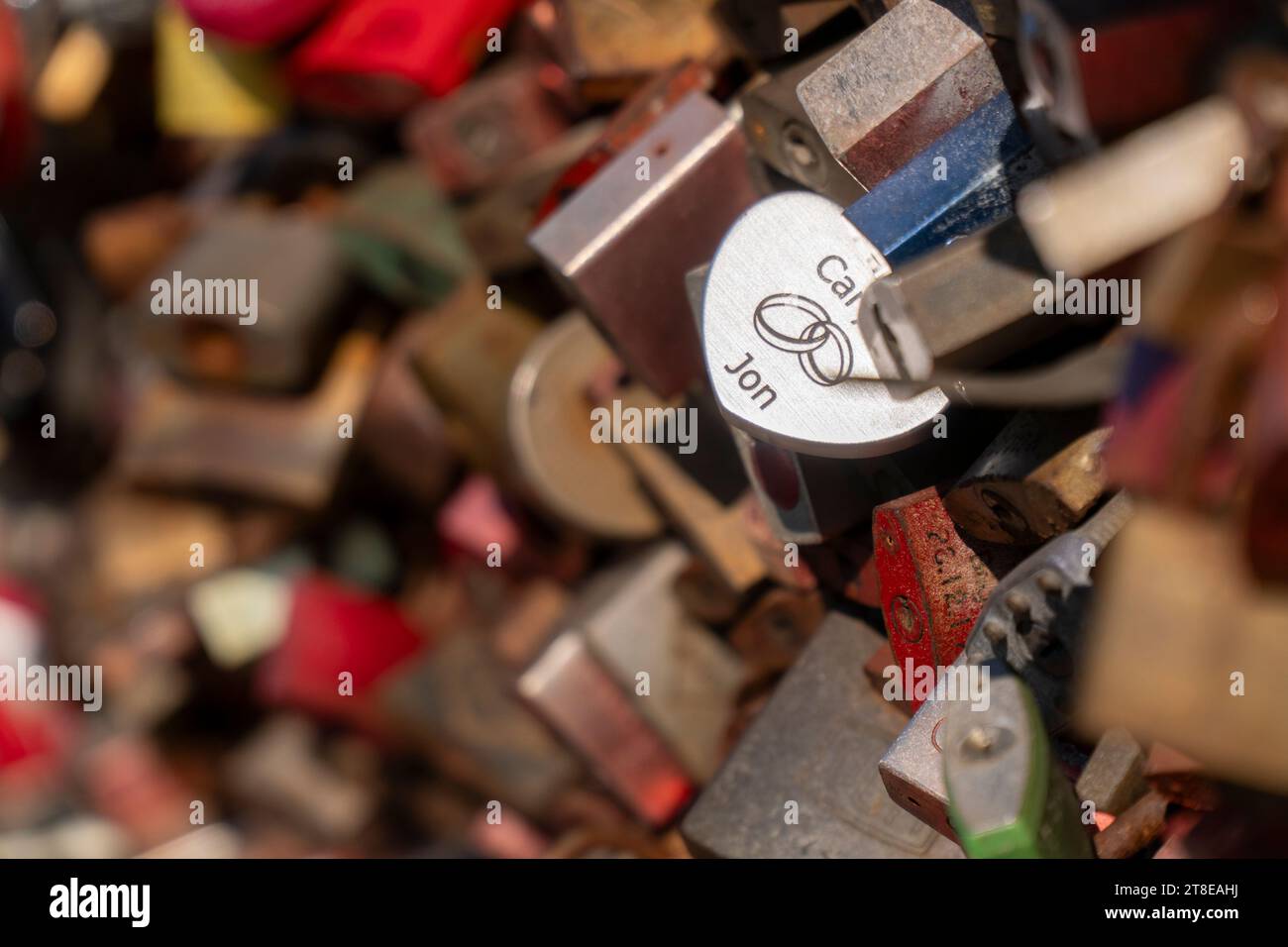 Many locks hang on the Hohenzollern bridge - Cologne's love lock bridge ...