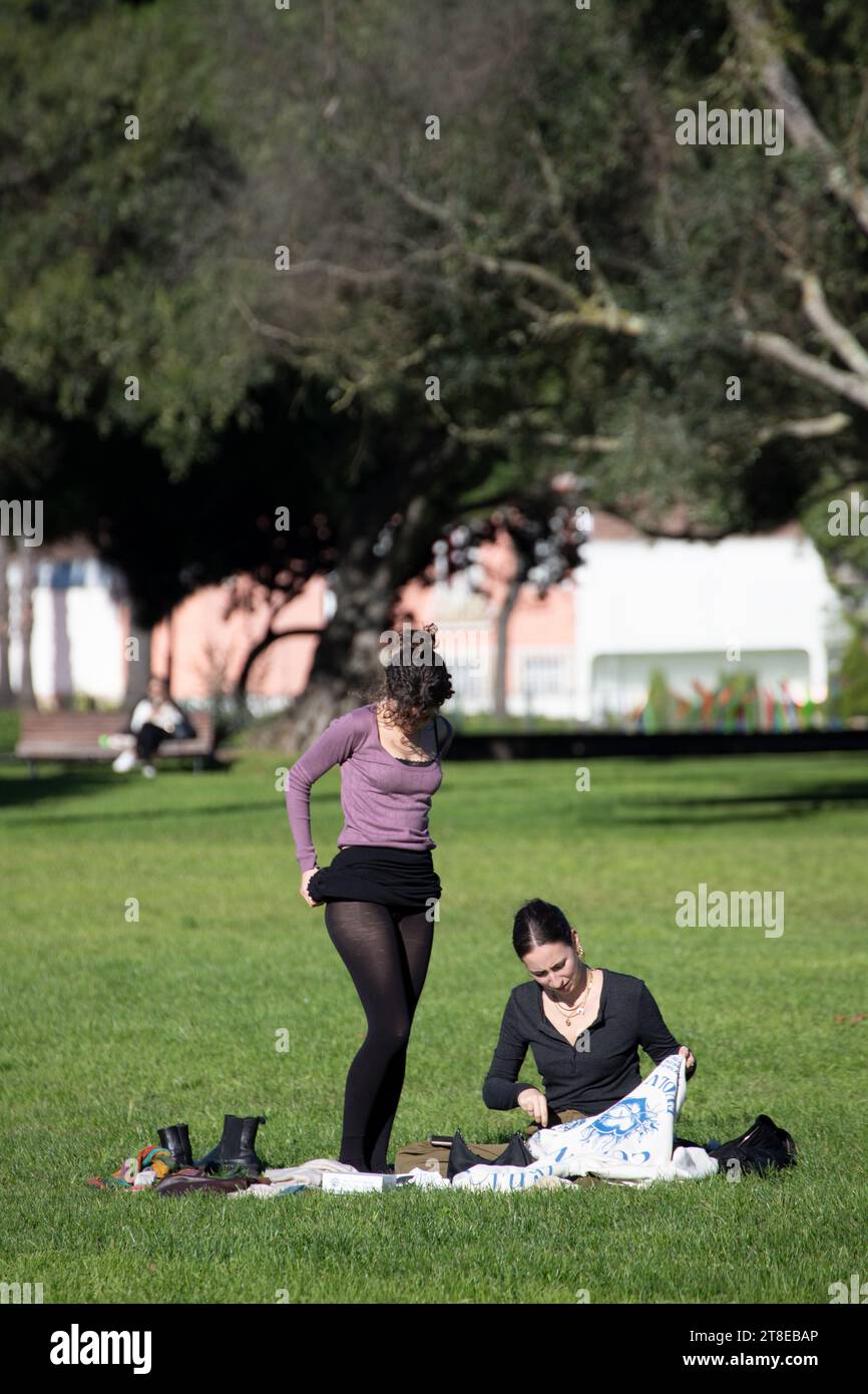 young woman changes clothes in the park without caring about passers-by ...