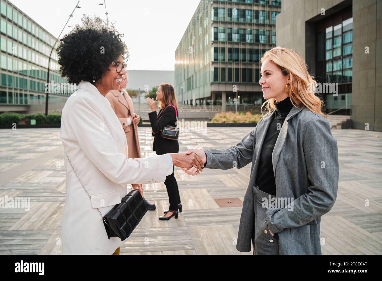 Greeting and welcoming hi-res stock photography and images - Alamy