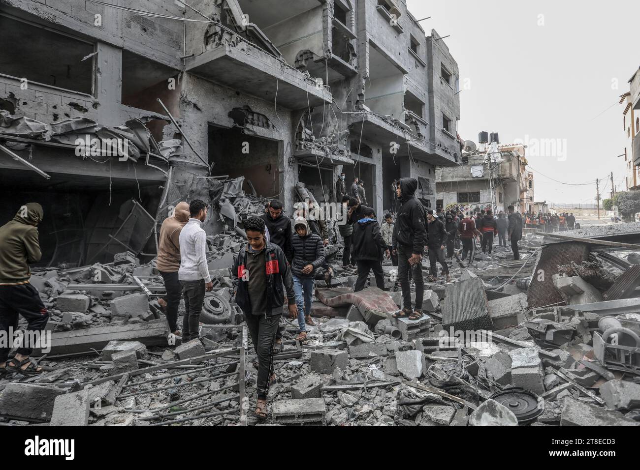 Rafah, Palestinian Territories. 20th Nov, 2023. Palestinians inspect ...